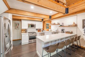 Cabine, várias camas, banheira de hidromassagem grande, vista para a montanha (Canoe Cabin) | Cozinha privada