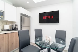 Quarto Individual Deluxe, Vista para a cidade | Refeições no quarto