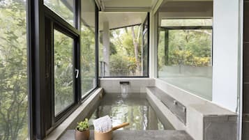 Quarto Quádruplo Deluxe, vista para a montanha | Casa de banho | Um polibã e uma banheira separados, banheira de água mineral