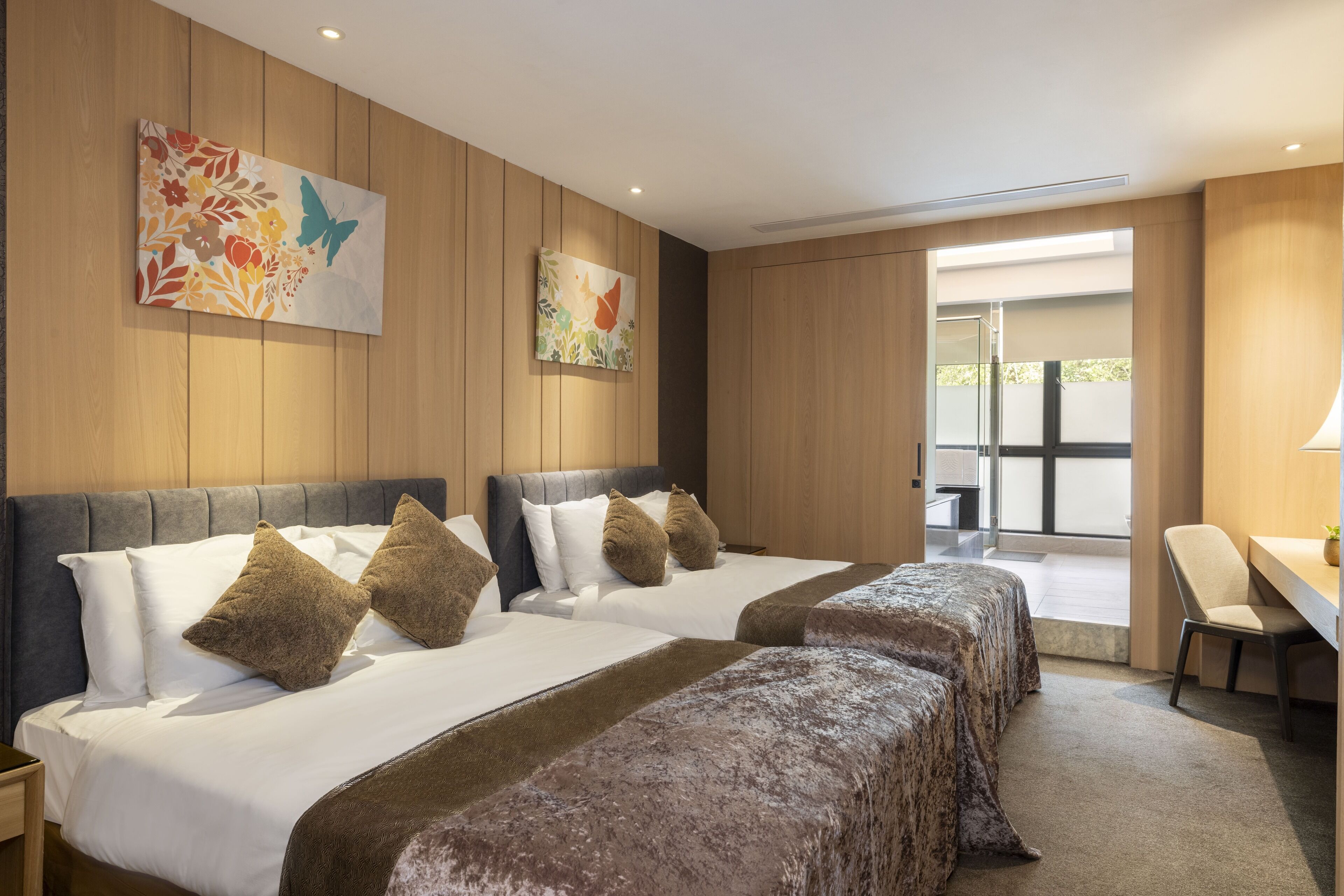 Quarto Quádruplo Básico | Edredões de penas, minibar grátis, cofre no quarto 