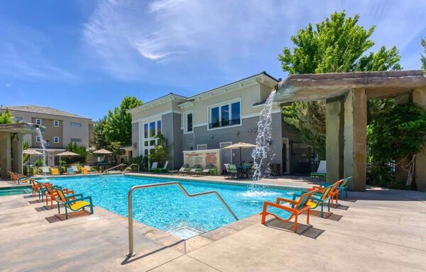 New Upscale 1br Stay With Mini Golf Sauna Heated Pool - Nevada