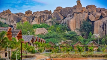 Quarto casal luxo, sacada, vista para a montanha | Área de estar