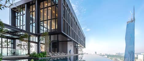 Terraço com espreguiçadeiras