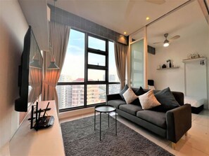 Apartamento Superior, 2 quartos, cozinha, Vista para a cidade | Sala de estar | Televisor de 35 polegadas com canais por cabo 