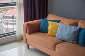 Apartamento Superior, 1 quarto, cozinha, Vista para a cidade | Sala de estar | Televisor de 35 polegadas com canais por cabo