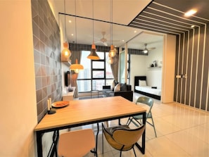 Apartamento Superior, 2 quartos, cozinha, Vista para a cidade | Refeições no quarto