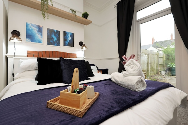 Escrivaninha, espaço de trabalho para notebook, quartos à prova de som