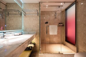 Quarto duplo empresarial | Banheiro | Chuveiro, produtos de toalete grátis, secador de cabelo, chinelos