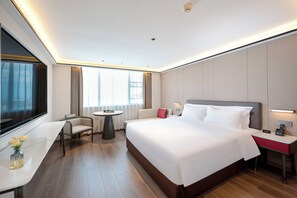 Quarto solteiro empresarial | Cofres nos quartos, escrivaninha, espaço de trabalho para notebook