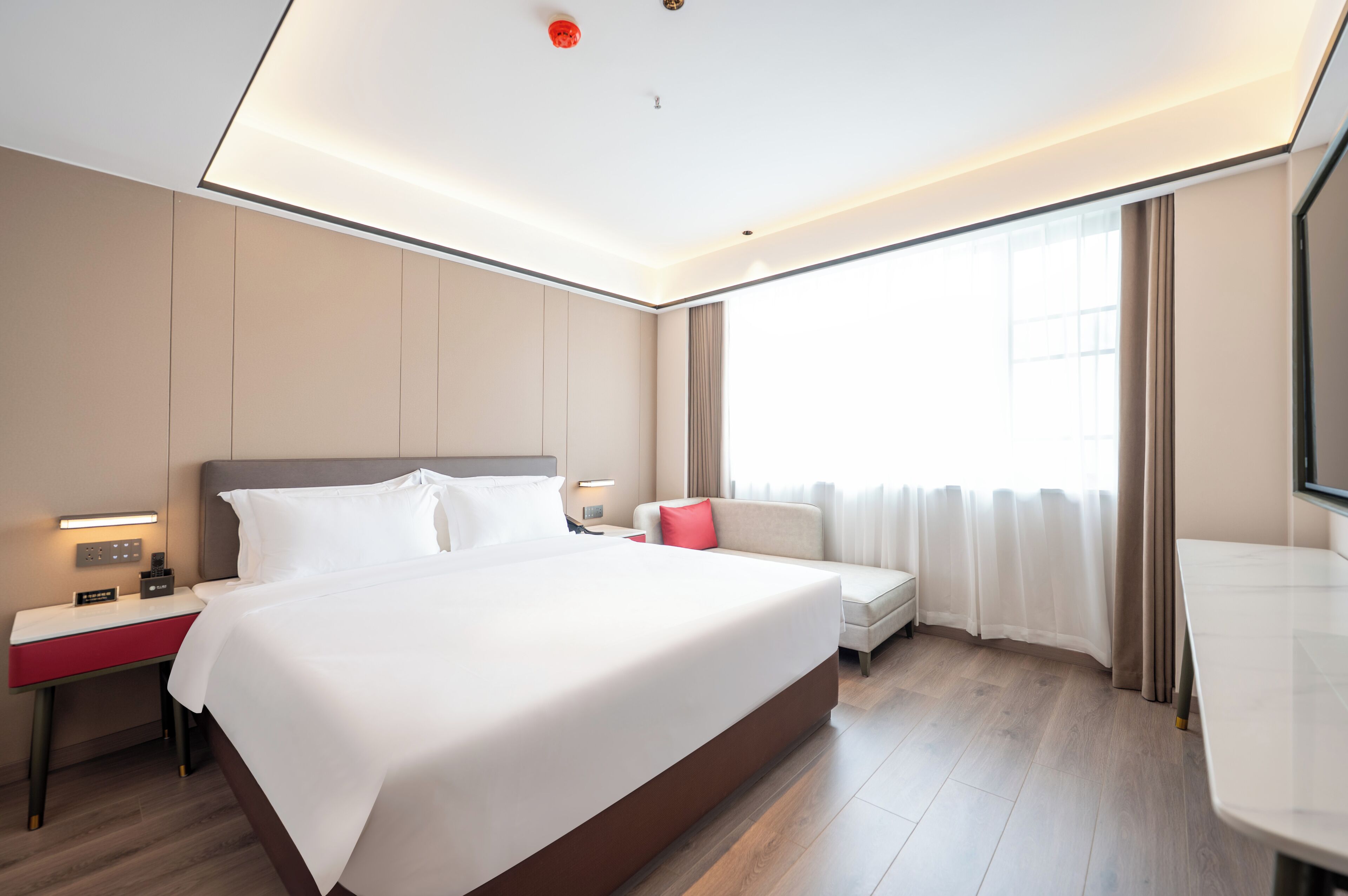 Suíte estúdio empresarial | Cofres nos quartos, escrivaninha, espaço de trabalho para notebook