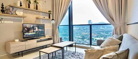 Apartamento superior, 1 quarto, sacada, vista para a cidade | Área de estar | TV 35 polegadas com canais a cabo