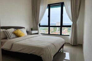 Apartamento superior, 1 quarto, sacada, vista para a cidade | Escrivaninha, espaço de trabalho para notebook