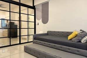 Apartamento superior, 1 quarto, sacada, vista para a cidade | Área de estar
