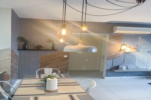 Apartamento superior, 3 quartos, sacada, vista para a cidade | Opções para refeição no quarto