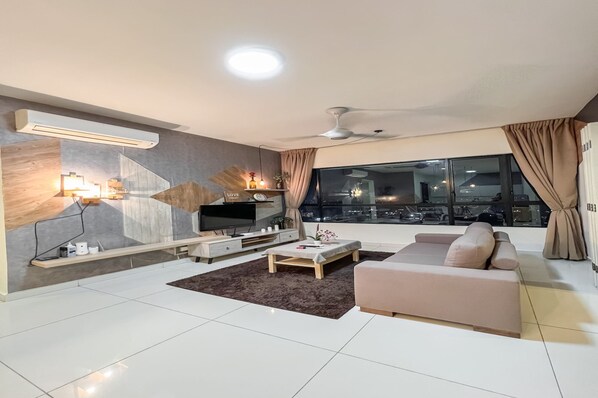 Apartamento superior, 3 quartos, sacada, vista para a cidade | Área de estar