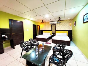 Quarto Quádruplo Deluxe | Roupa hipoalergénica, secretária, Wi-fi grátis