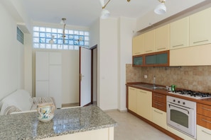 Apartamento Clássico em Condomínio Fechado | Cozinha privada | Um frigorífico, um forno, uma placa de cozinha