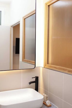 Apartamento | Banheiro | Secador de cabelo, toalhas de banho, shampoo