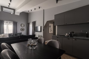 Suíte, vista para a cidade | Cozinha privada | Máquina de café expresso, cafeteira/chaleira