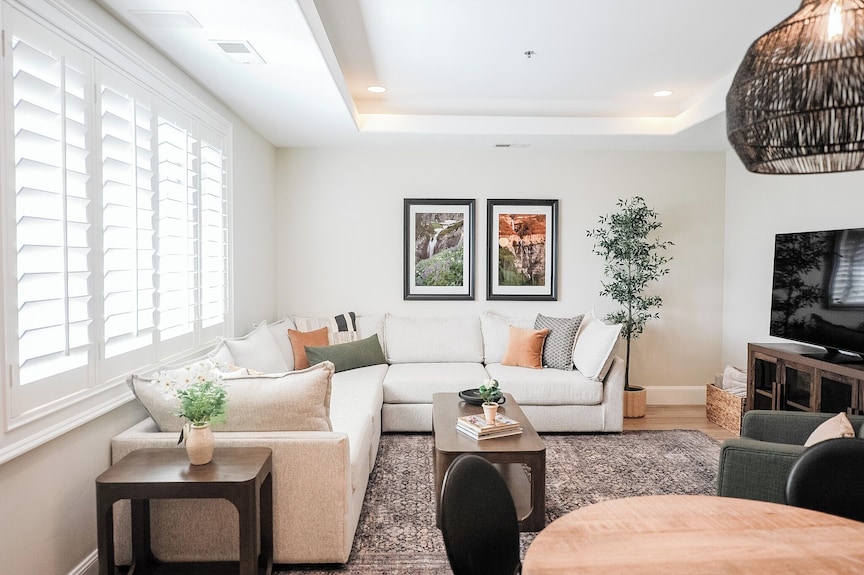 Stylish Riverwoods Retreat - 普若佛