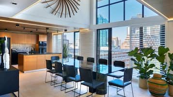 Cobertura superluxo, sacada, vista para a montanha | Opções para refeição no quarto