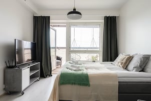 Quarto triplo superior, sacada, vista para a cidade | Individualmente decorados, individualmente mobiliados, escrivaninha