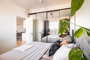 Apartamento Deluxe em Condomínio Fechado, sauna, Vista para a cidade | Com decoração personalizada, com mobília individualizada, secretária 