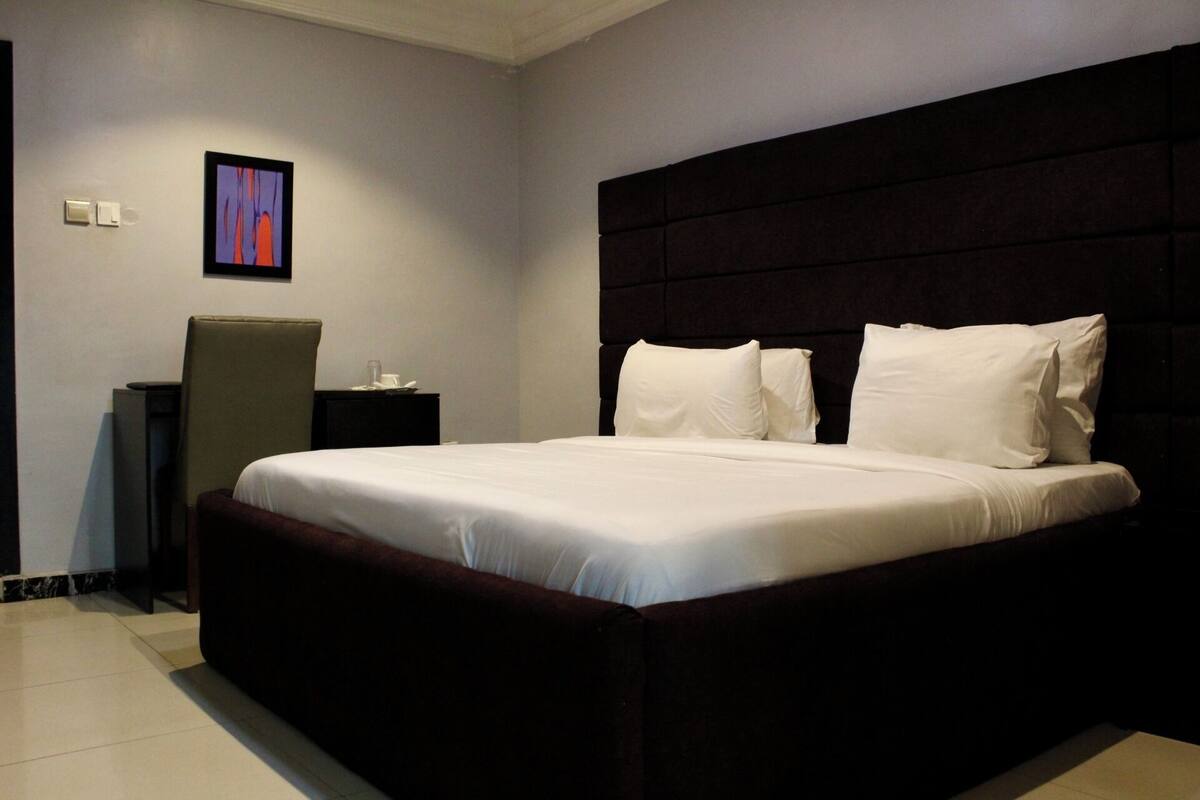 Quarto Individual Clássico | Lençóis de algodão egípcio, roupa de alta qualidade, secretária