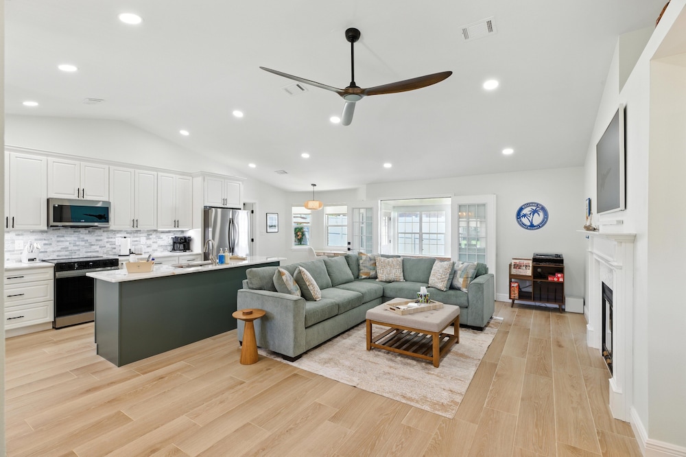 Sunny 3br W/hot Tub & Game Room Home - Pensacola Beach, FL