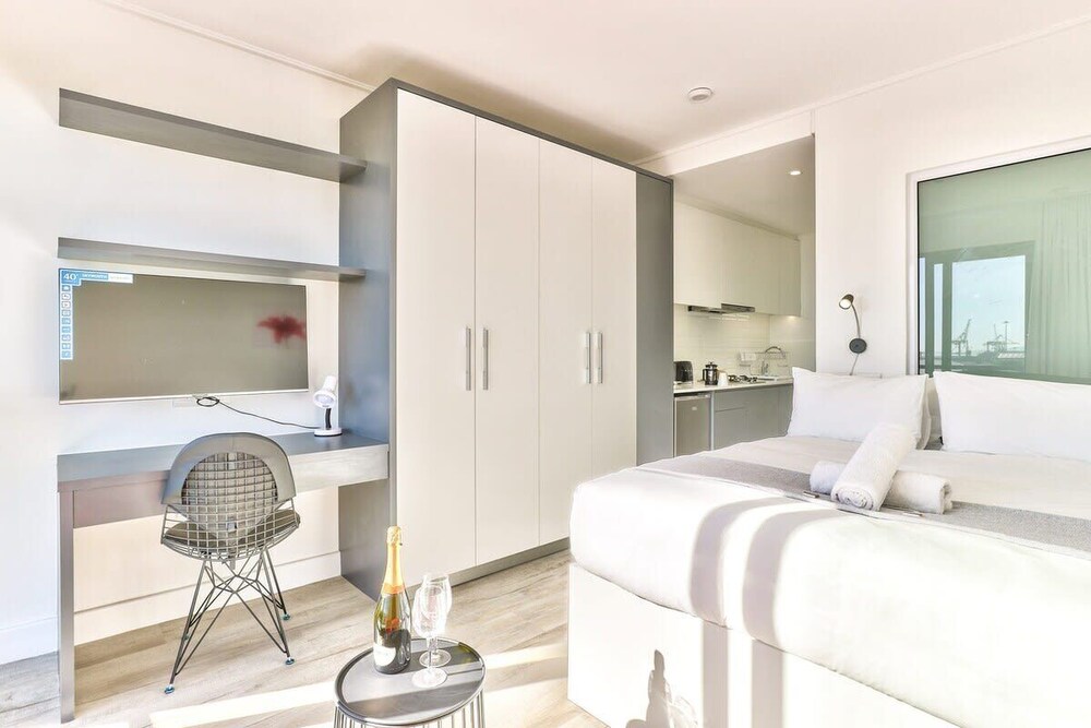 Work desk , fast Wi-Fi Mnt Views in Woodstock - Cape Town | Vrbo