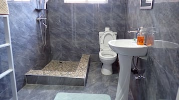 Quarto Duplo ou Twin | Casa de banho | Um polibã, artigos de higiene pessoal grátis, toalhas fornecidas, sabão