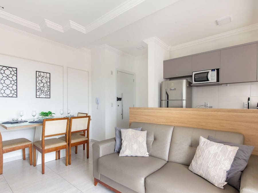 Apartamento Básico | Sala de estar | TV de ecrã plano