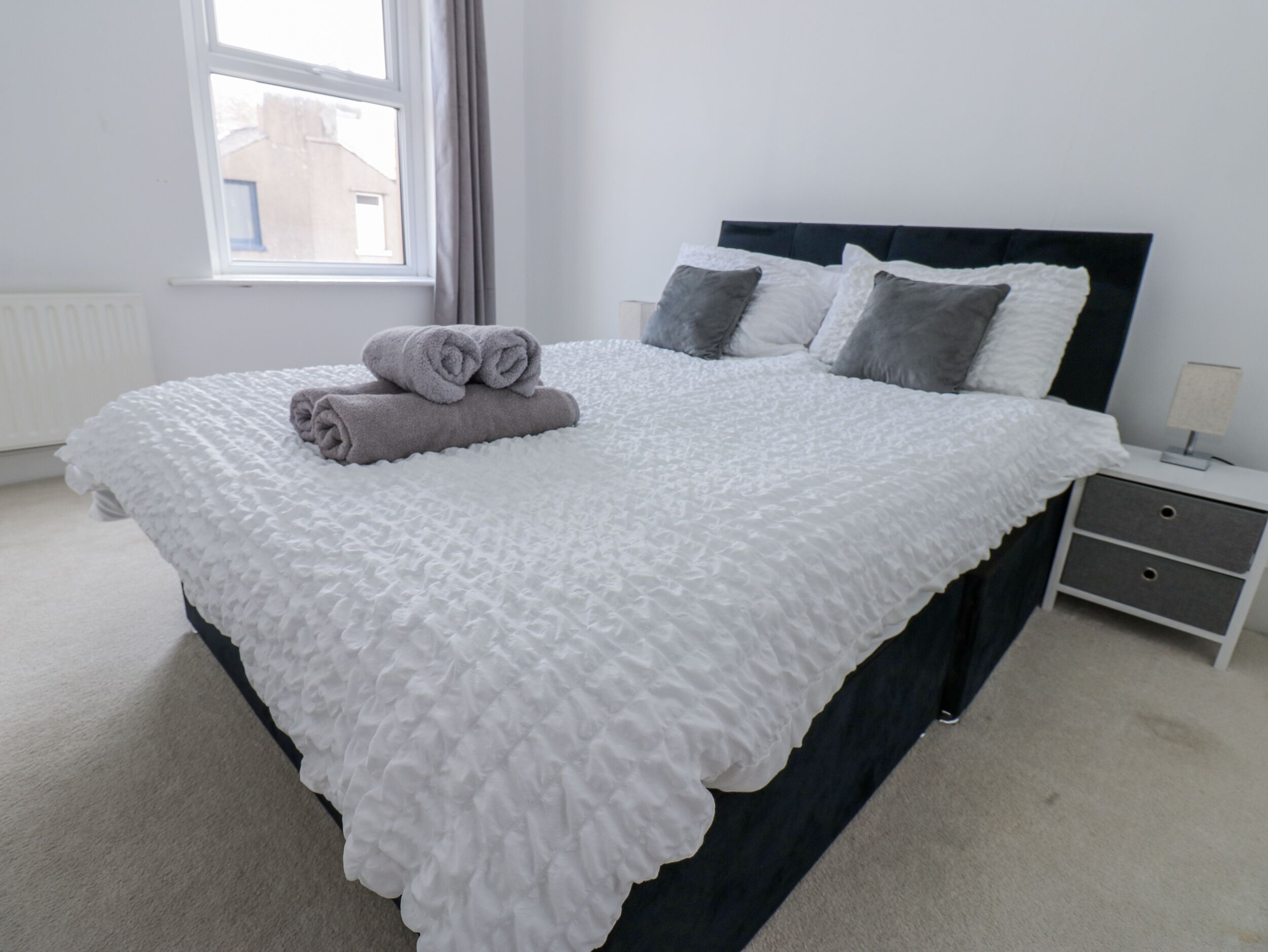 2 quartos, com decoração personalizada, com mobília individualizada 