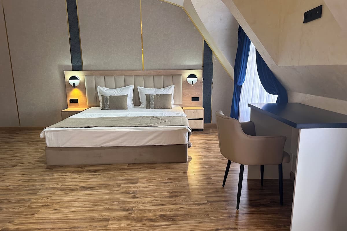 Quarto casal clássico, vista para a cidade | Cofres nos quartos, escrivaninha, espaço de trabalho para notebook
