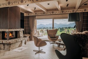 Casa superluxo, vista para a montanha | Área de estar | TV LED 65 polegadas com canais via satélite, Netflix, DVD player