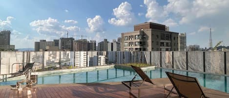 Piscina exterior, da(s) 7:00 à(s) 22:00, guarda-sóis, espreguiçadeiras