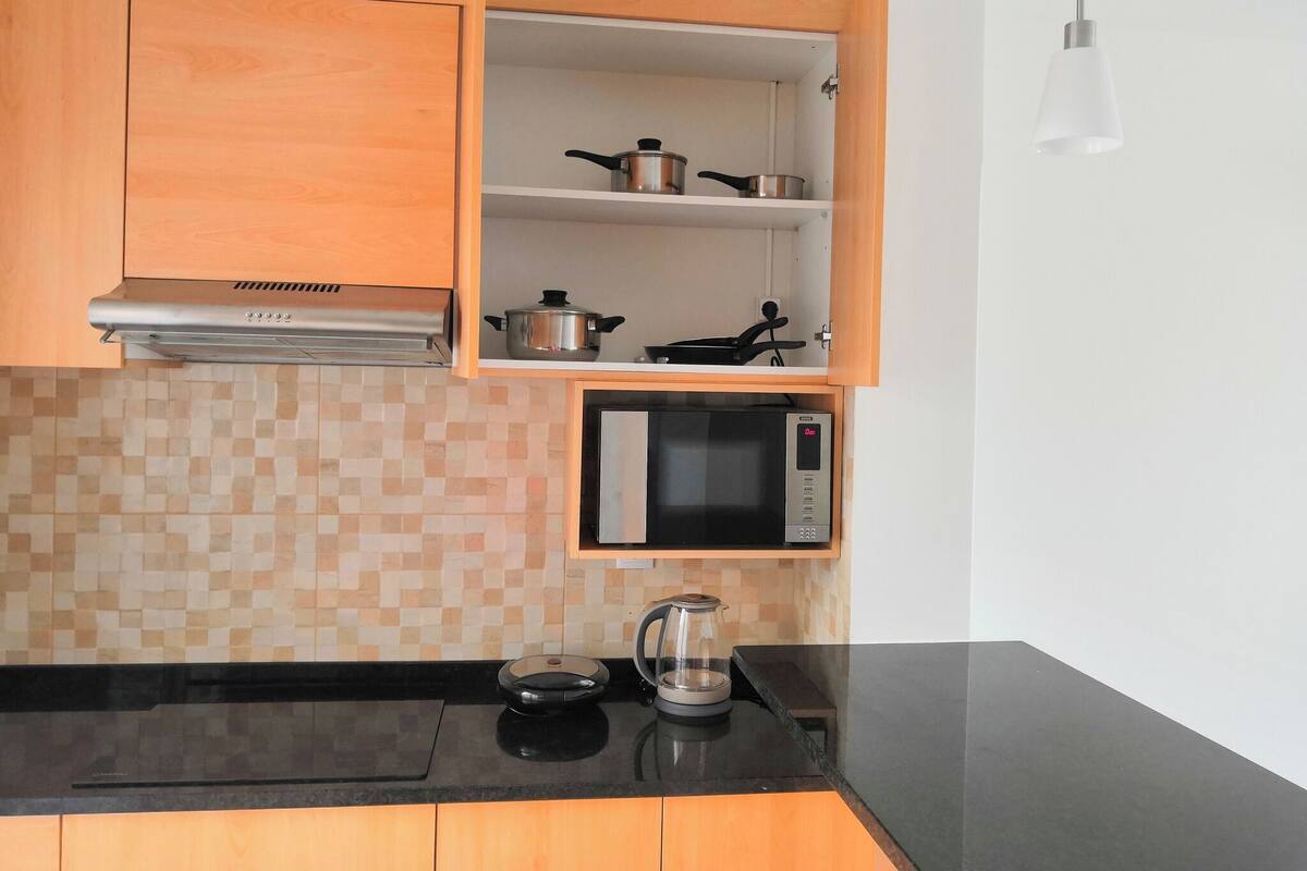 Apartamento Superior, 1 quarto | Cozinha privada | Um frigorífico, um micro-ondas, um forno, uma placa de cozinha