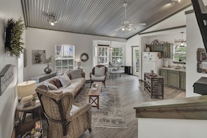 Casa, várias camas, varanda (3408 Grapecreek Rd) | Área de estar | TV