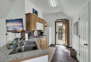 Casa, 1 cama king-size, pátio, vista para o jardim (3408 Grapecreek Tree) | Cozinha privada | Uma cafeteira/bule