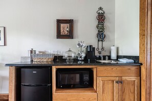 Casa, várias camas, pátio, vista para o jardim (9996 US-290 - Combo) | Interior