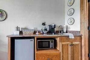 Casa, várias camas, pátio, vista para o jardim (9996 US-290 - Combo) | Interior