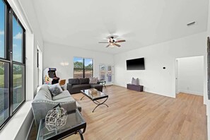 Casa, várias camas, banheira de imersão (337 Colt Valley) | Área de estar