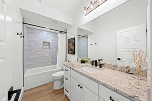 Casa, várias camas, banheira de imersão (337 Colt Valley) | Banheiro | Produtos de toalete de grife, toalhas de banho