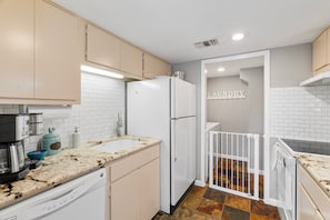 Condo, várias camas, acesso à piscina, vista para a cidade (101 Cove West #205) | Cozinha privada | Geladeira, micro-ondas, fogão, cooktop