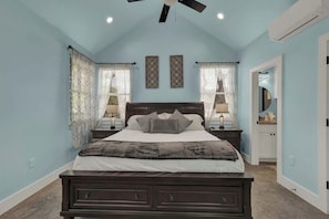 Casa, 1 cama king-size, banheira de hidromassagem grande, vista para o jardim (1472 W Live Oak #3) | 1 quarto, com decoração personalizada, com mobília individualizada