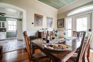 Casa, várias camas, pátio, vista para o jardim (208 N Avenue G) | Restaurantes