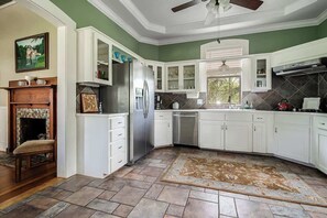 Casa, várias camas, pátio, vista para o jardim (208 N Avenue G) | Cozinha privada | Uma cafeteira/bule