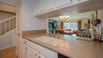 Casa, várias camas, acesso à piscina (2110 Bayhouse) | Cozinha privada | Uma cafeteira/bule