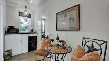 Casa, 1 cama King, cozinha, vista para o jardim (213 E Travis - Tejas Unit B) | Opções para refeição