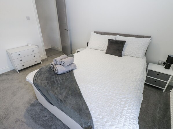 2 quartos, individualmente decorados, individualmente mobiliados